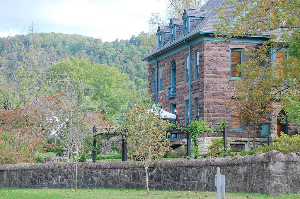 Plan Your Perfect Trip to Elkview, WV - HWY.CO